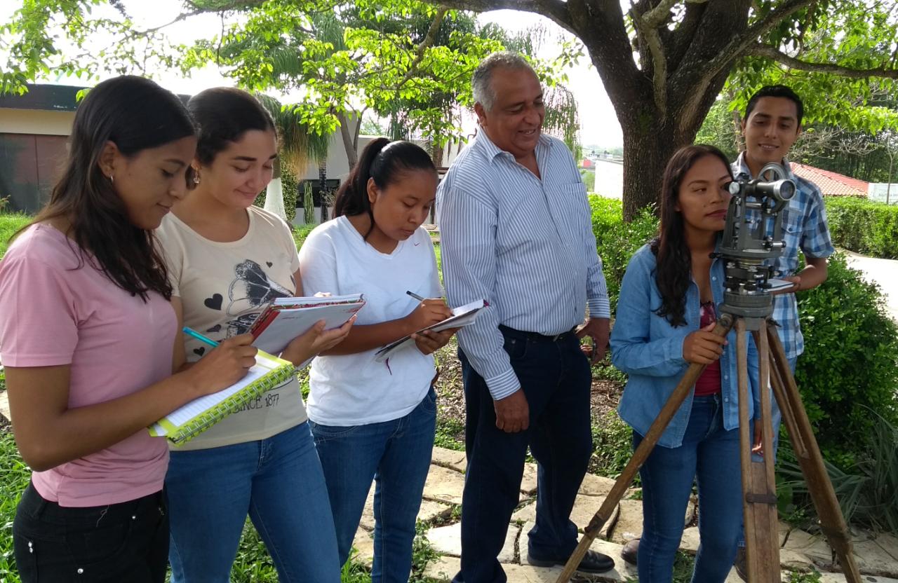 Alumnos de ingeniería en agronomía realizaron practicas topográficas.